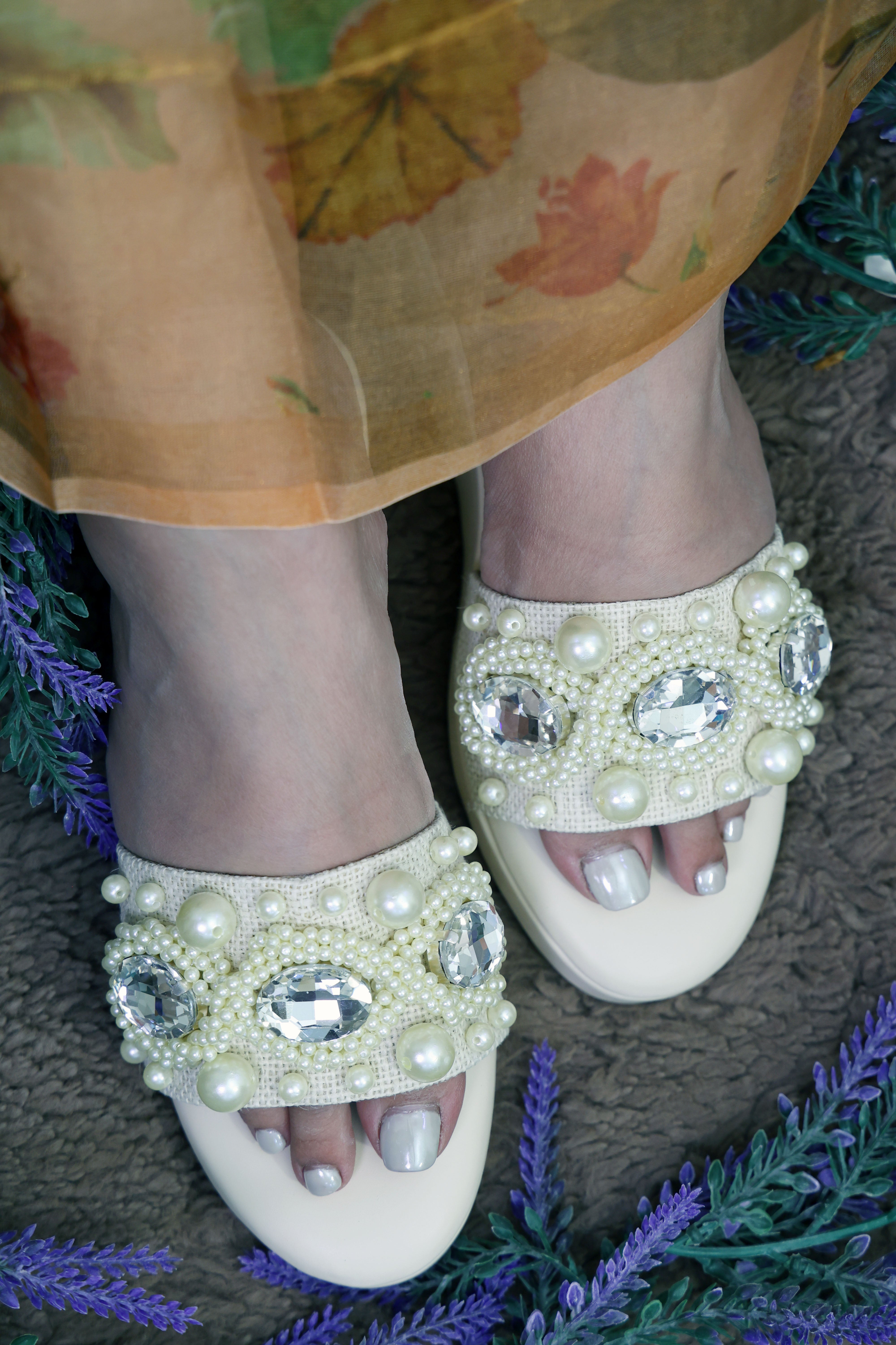 White Round Pearl & Stone Wedges TT118 – TheTipToes
